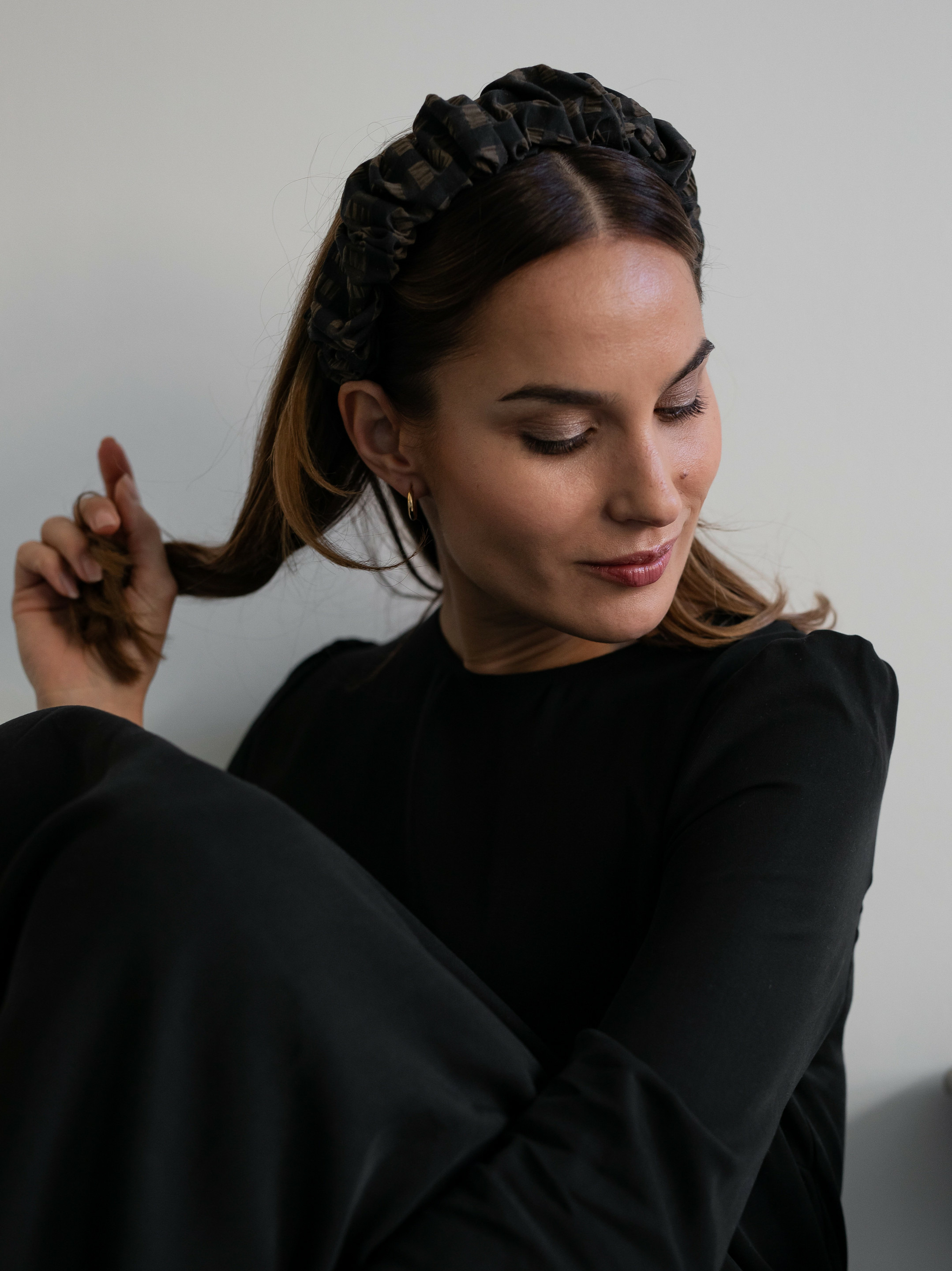 HEADBAND HELSINKI ATELIER RUFFLED BLACK/BROWN - Gauhar Helsinki